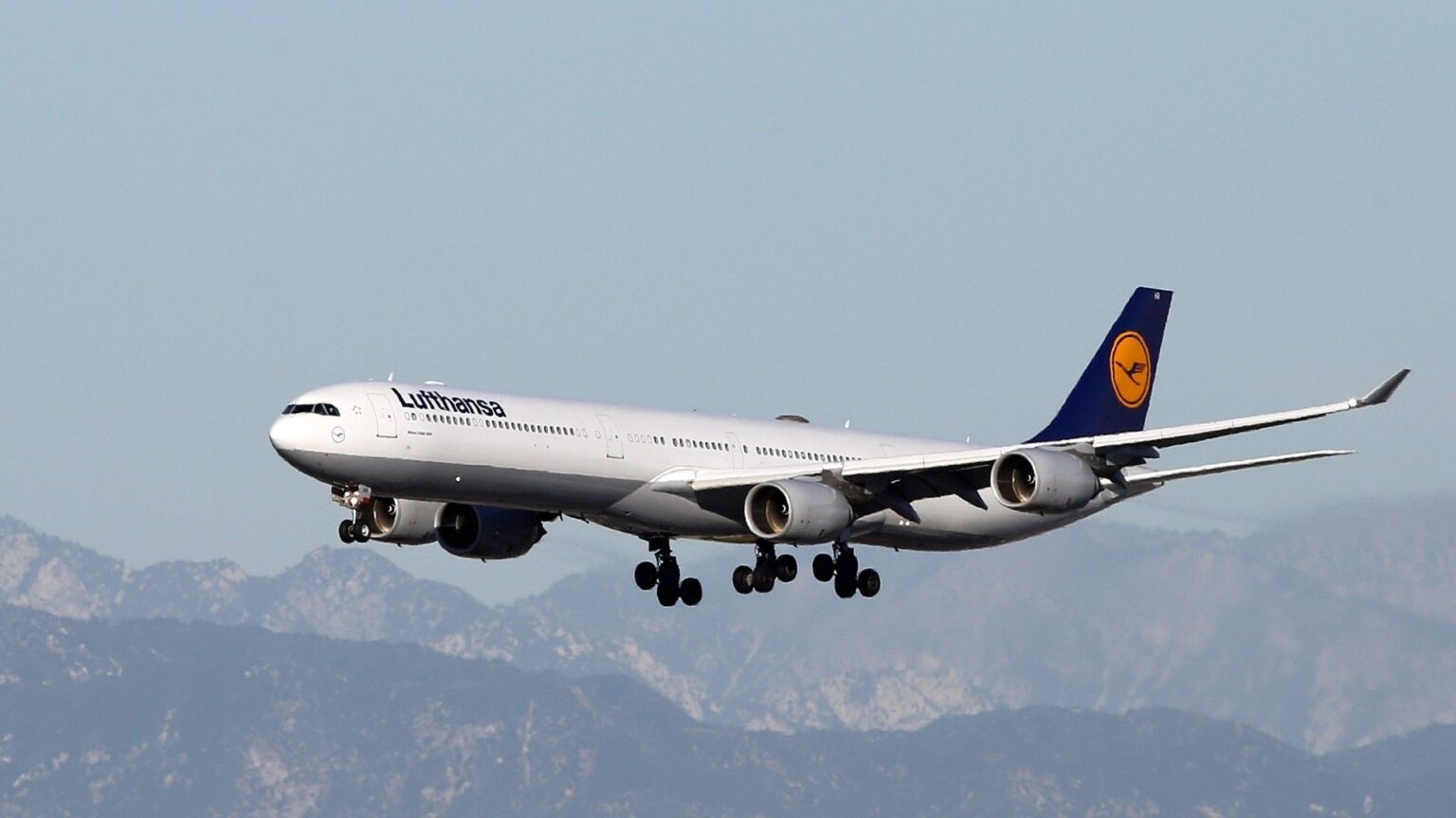 Lufthansa Schedules Final Airbus A340-600 Flight for October 2026 ...